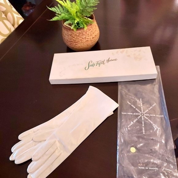 Saks Fifth Avenue | Accessories | Vintage Saks Fifth Ave White Leather Gloves W 0 Silk Lining ...